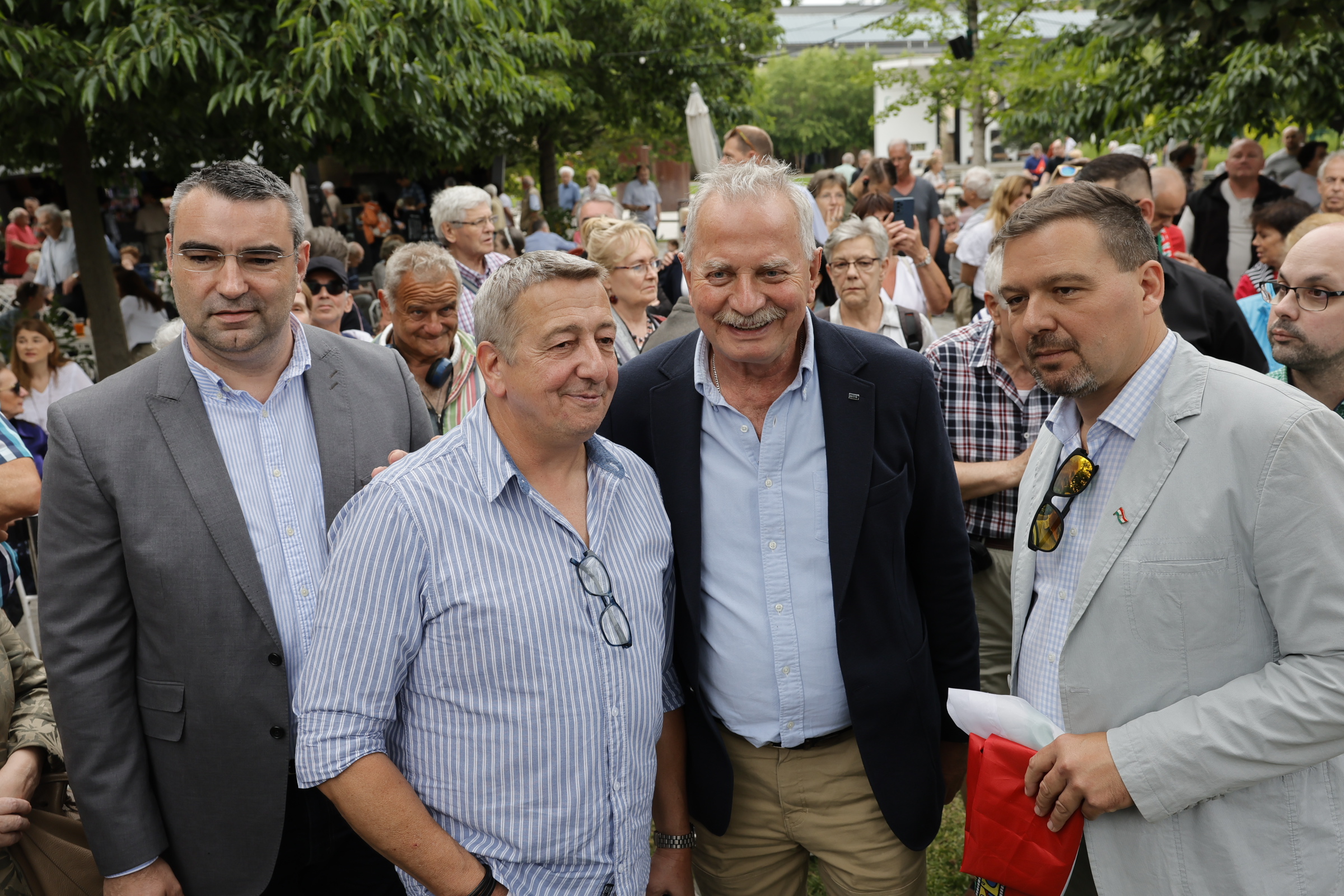 Bayer Zsolt az EU budapesti képviselete elé szervezett tüntetésen ...