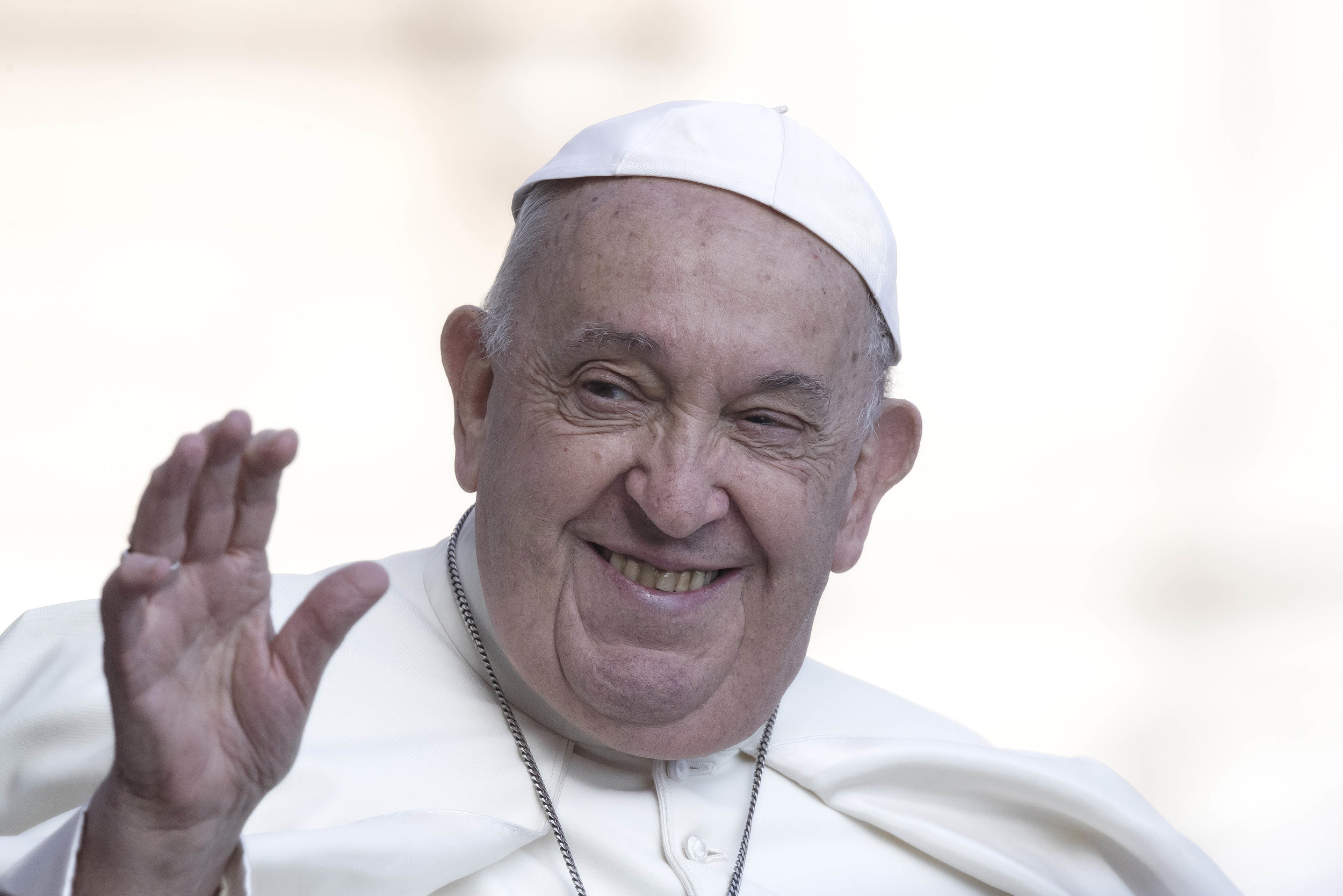 Ferenc pápa először lép nyilvánosság elé kórházba kerülése óta - Blikk