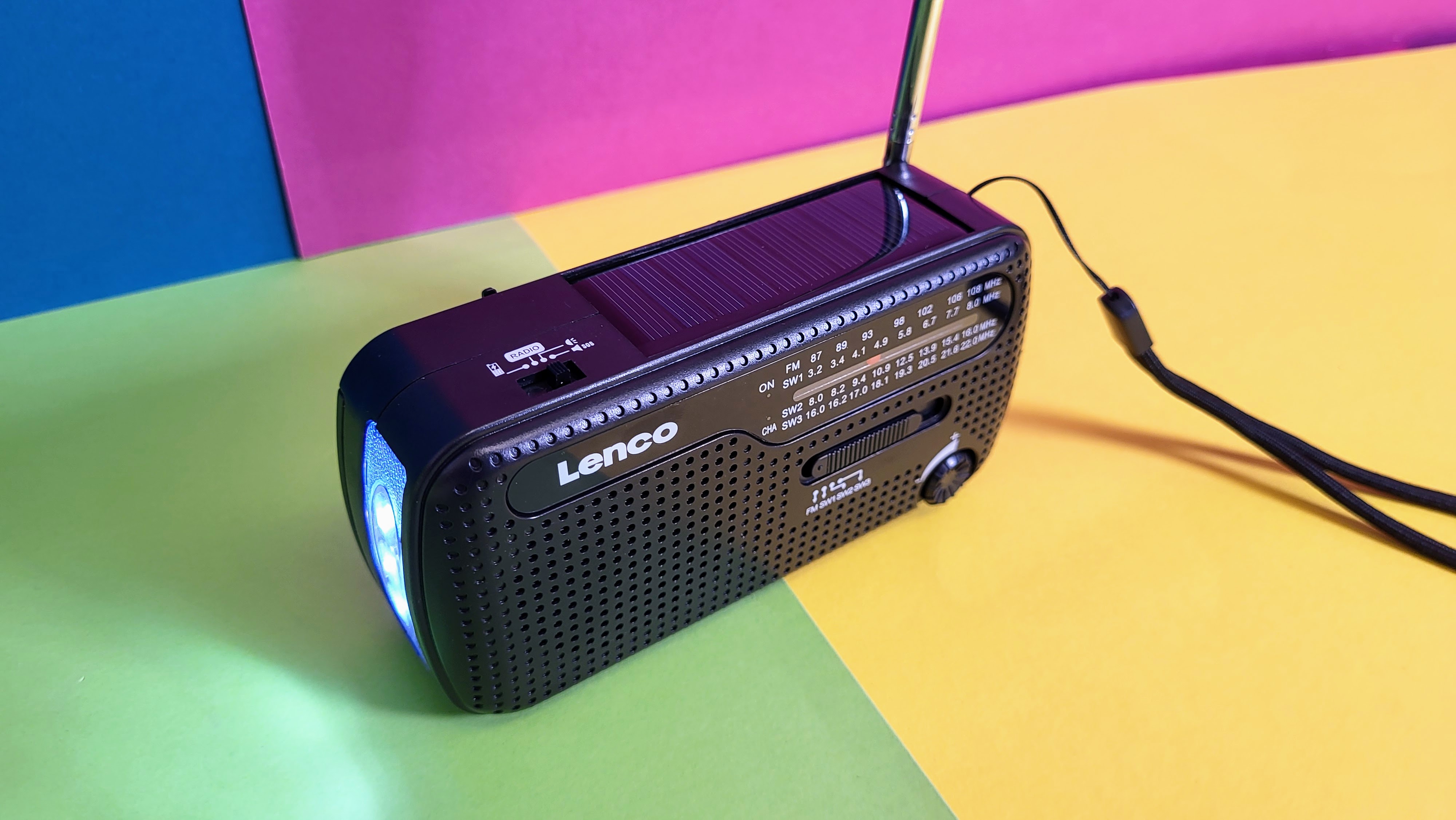Top 10: Das beste Kurbelradio im Test – mit Solar, DAB+ & Co. | Heise ...