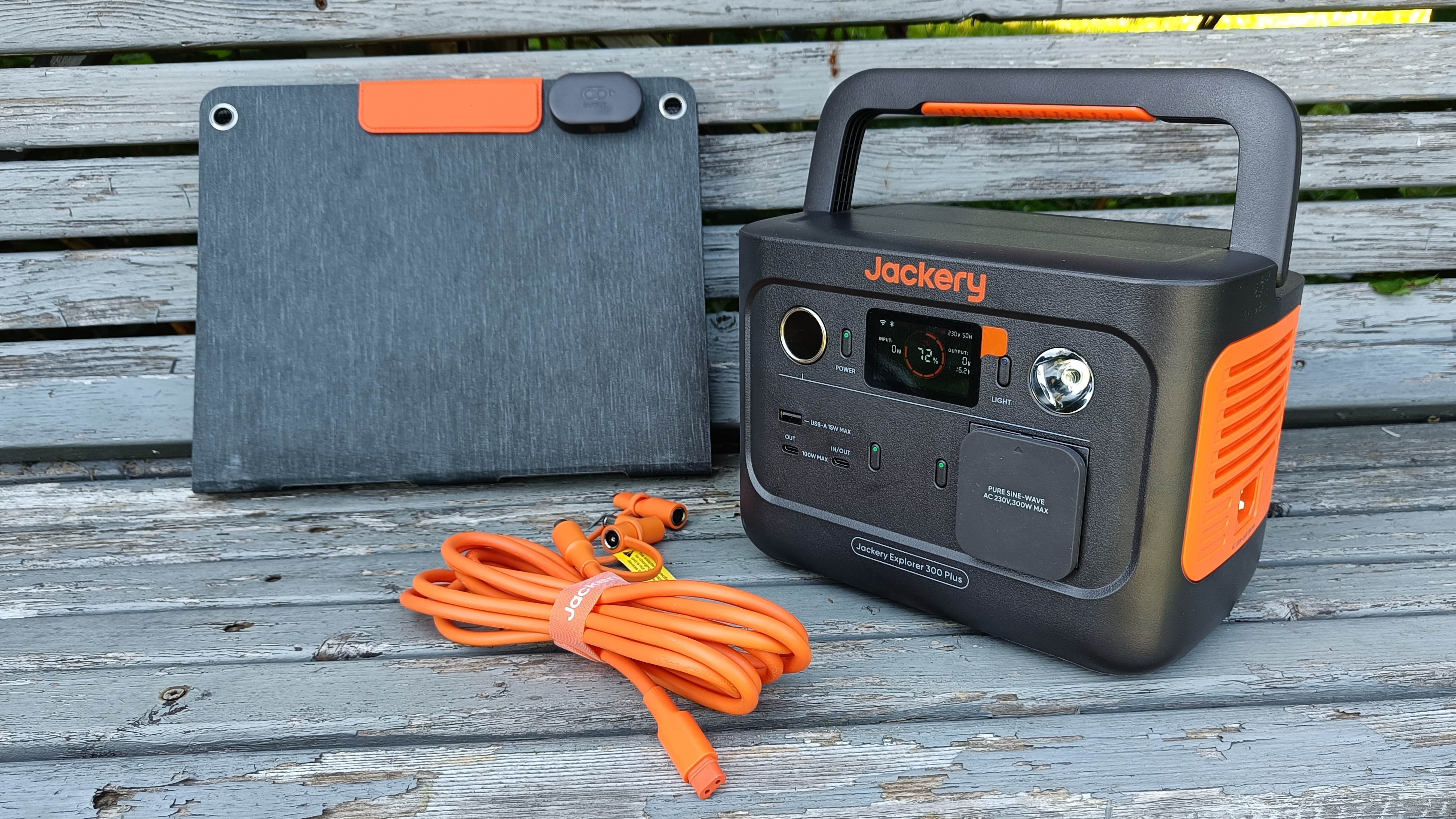 Powerstation Jackery Explorer 300 Plus im Test: Kompakte Powerstation ...