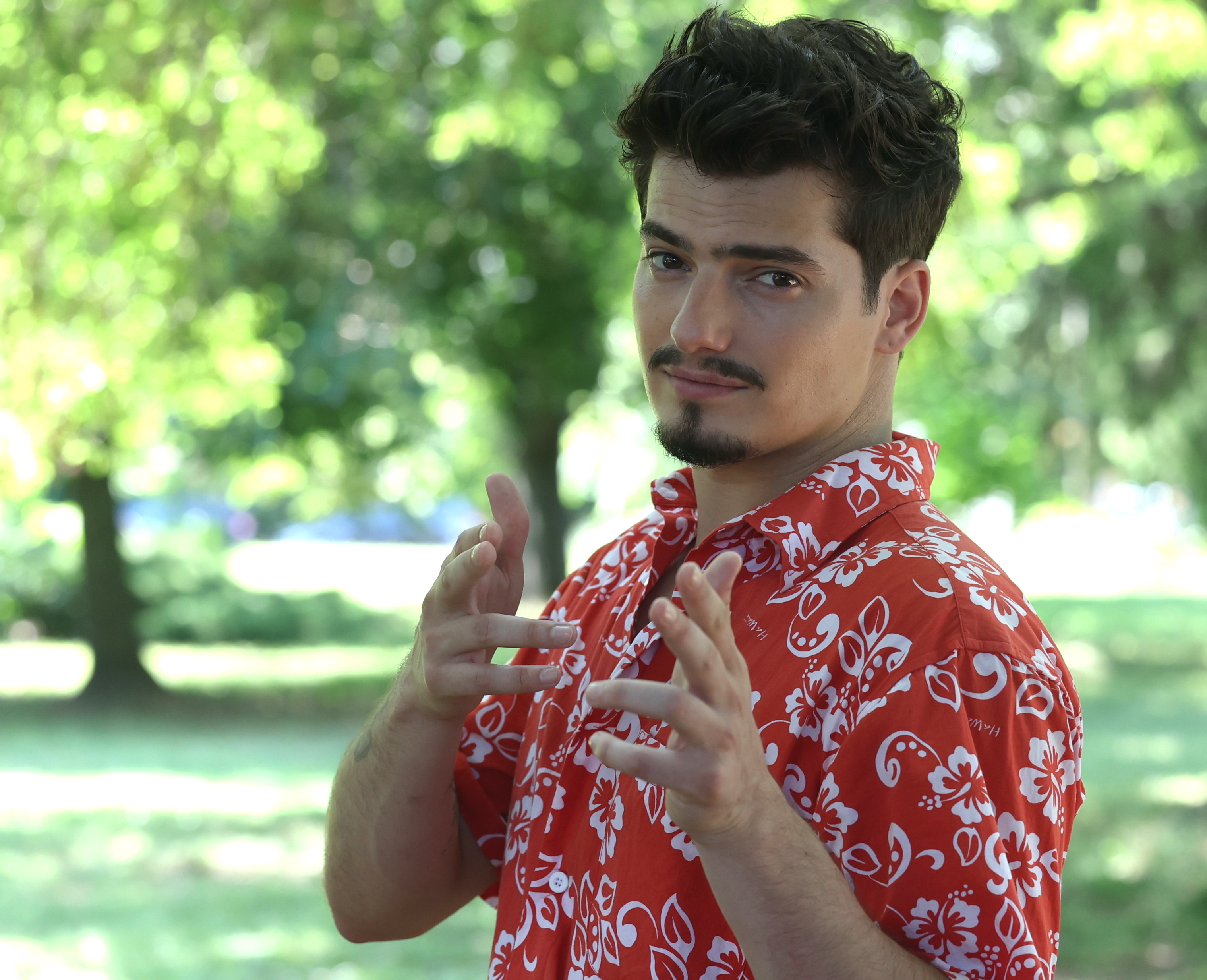 Marics Peti egy gyönyörű színésznővel csókolózott kamerák előtt - Blikk