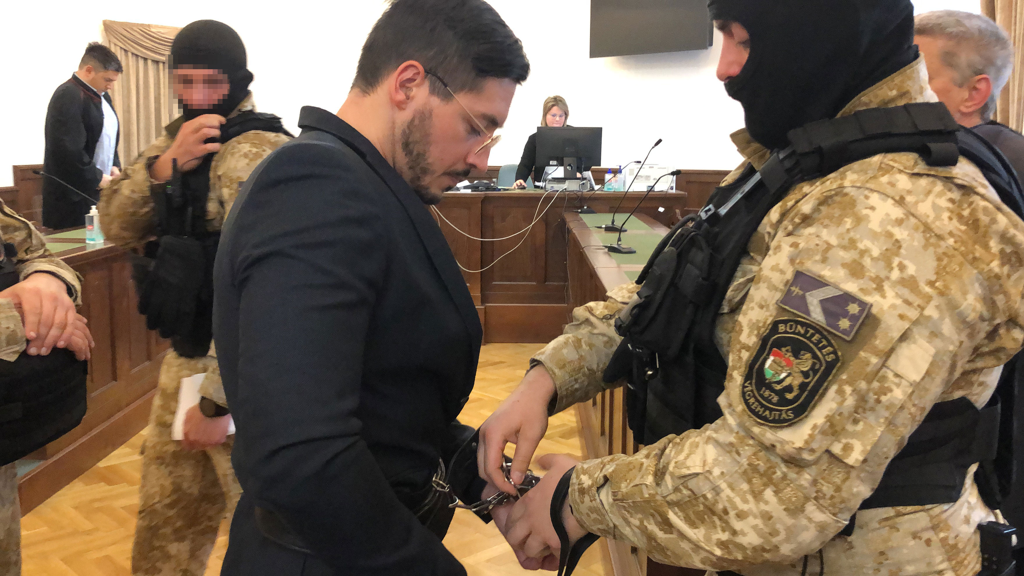 Felfüggesztett börtönbüntetést kapott Portik fia, aki kávét öntött a ...