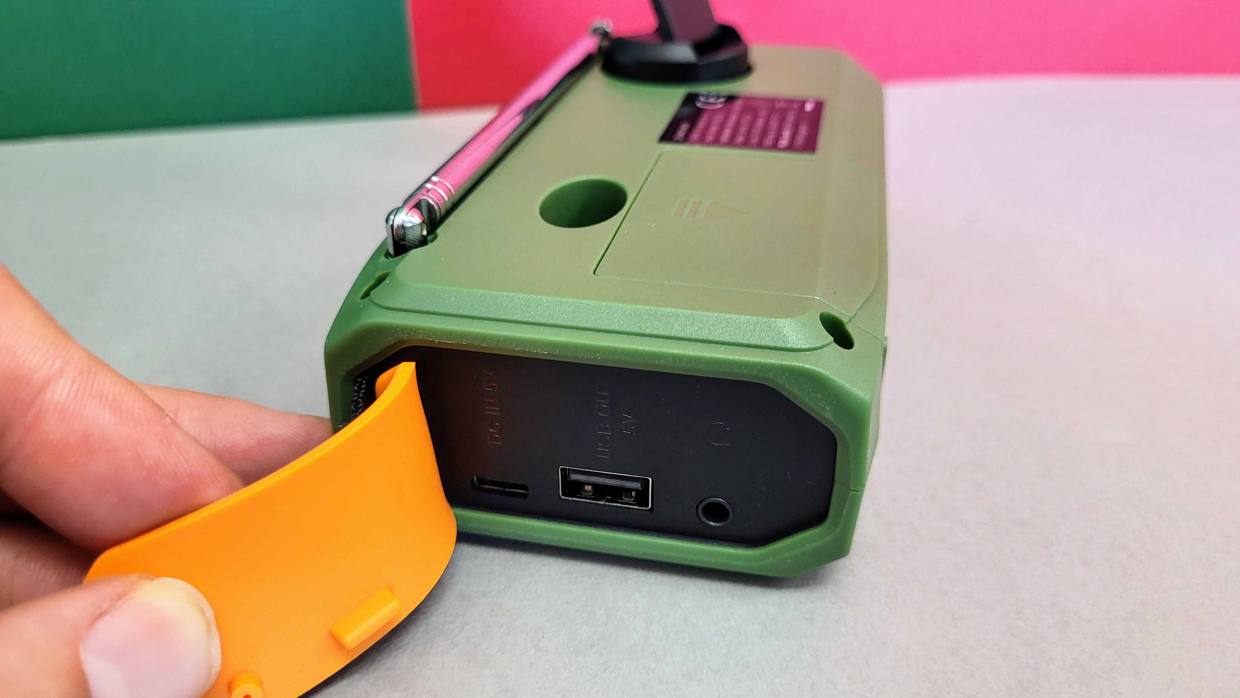 Top 10: Das beste Kurbelradio im Test – mit Solar, DAB+ & Co. | Heise ...