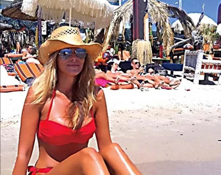 Melina Džinović na plaži u crvenom bikiniju, isplivale fotografije sa Harisom