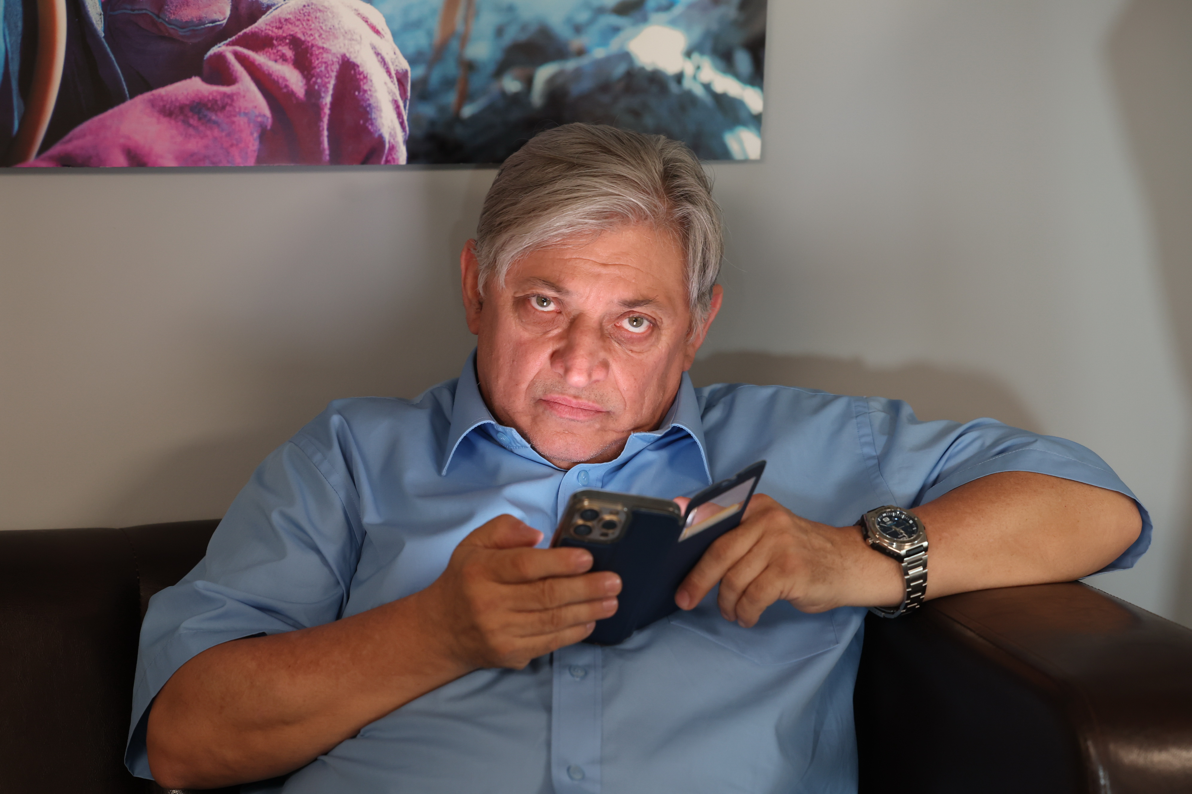 Még a mobiltelefon kezelése is gondot okoz neki, kifognak a kütyük ...