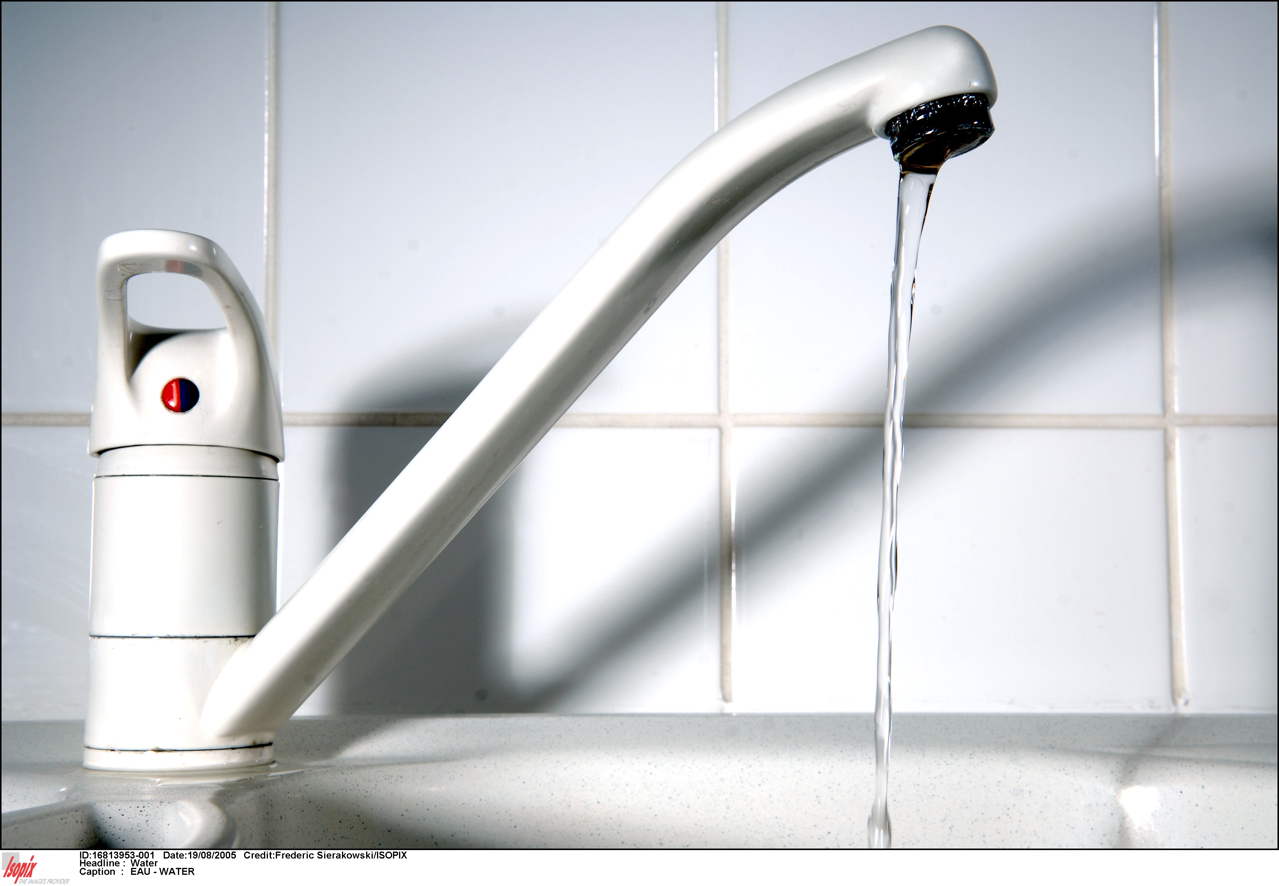 Feljelentést tesz a pilisi polgármester a férges ivóvíz miatt - Blikk