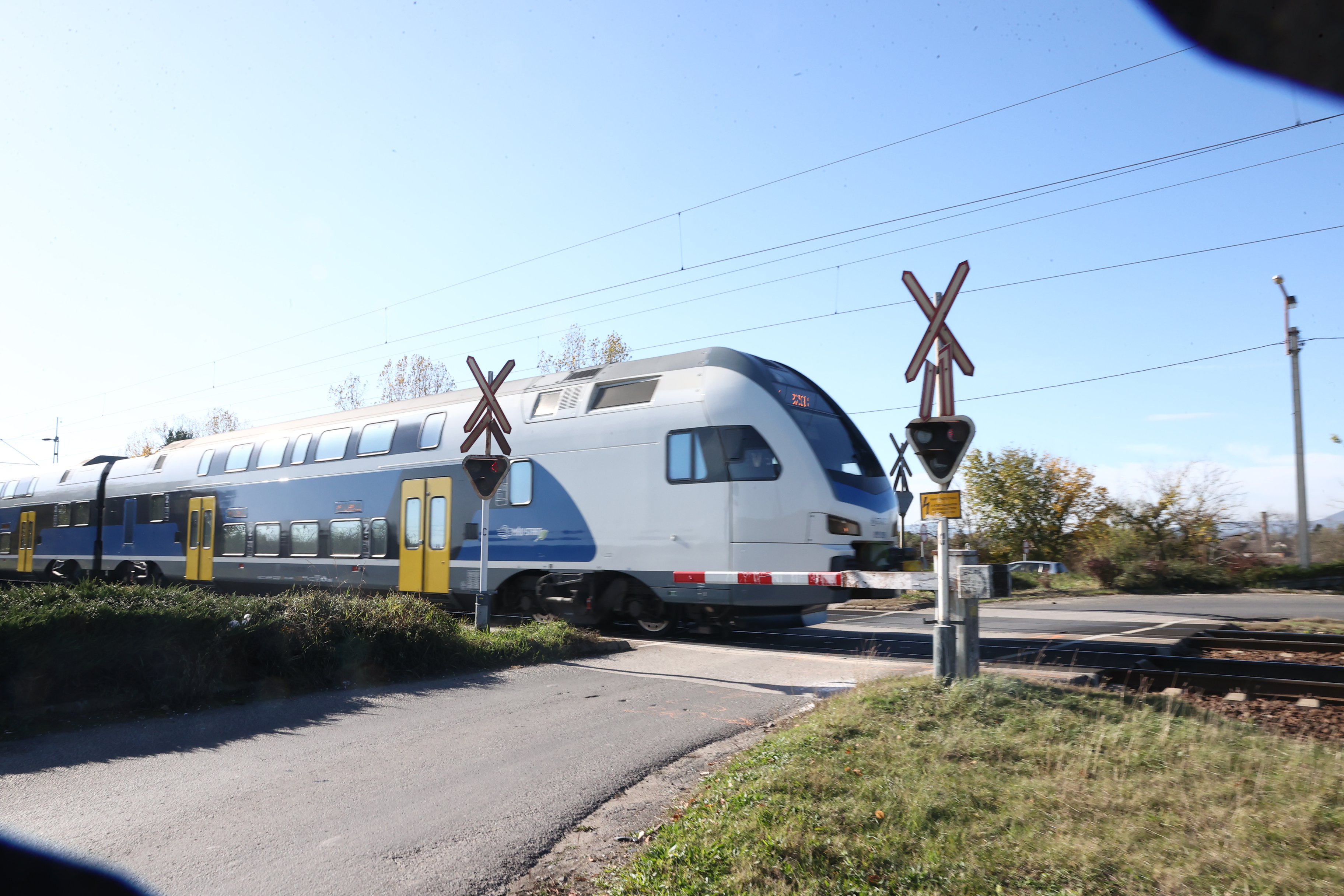 Tragédia, halálra gázolt egy ember a vonat Velencénél - Blikk