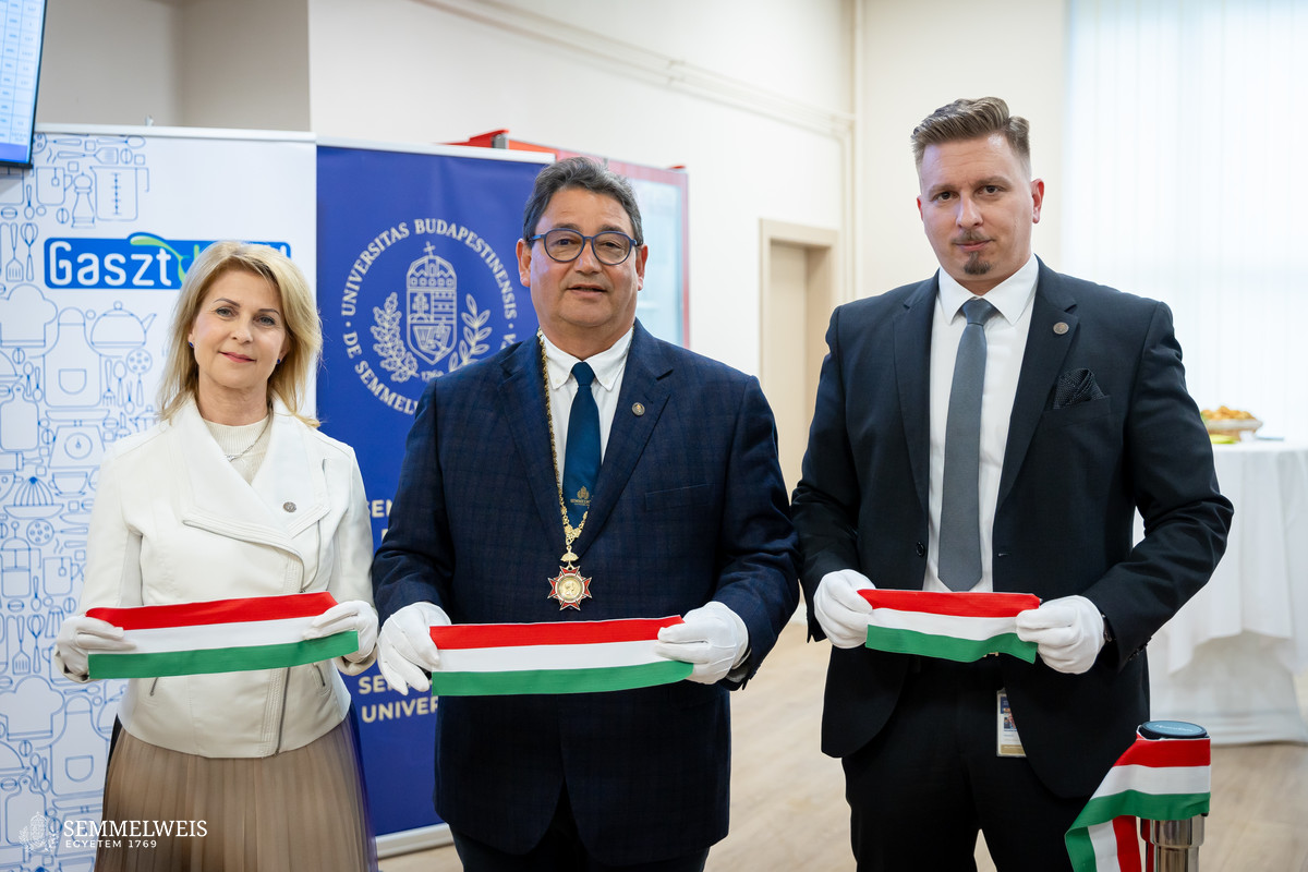 Szokatlan szerepben Merkely Béla – Éttermet avatott a SOTE rektora - Blikk