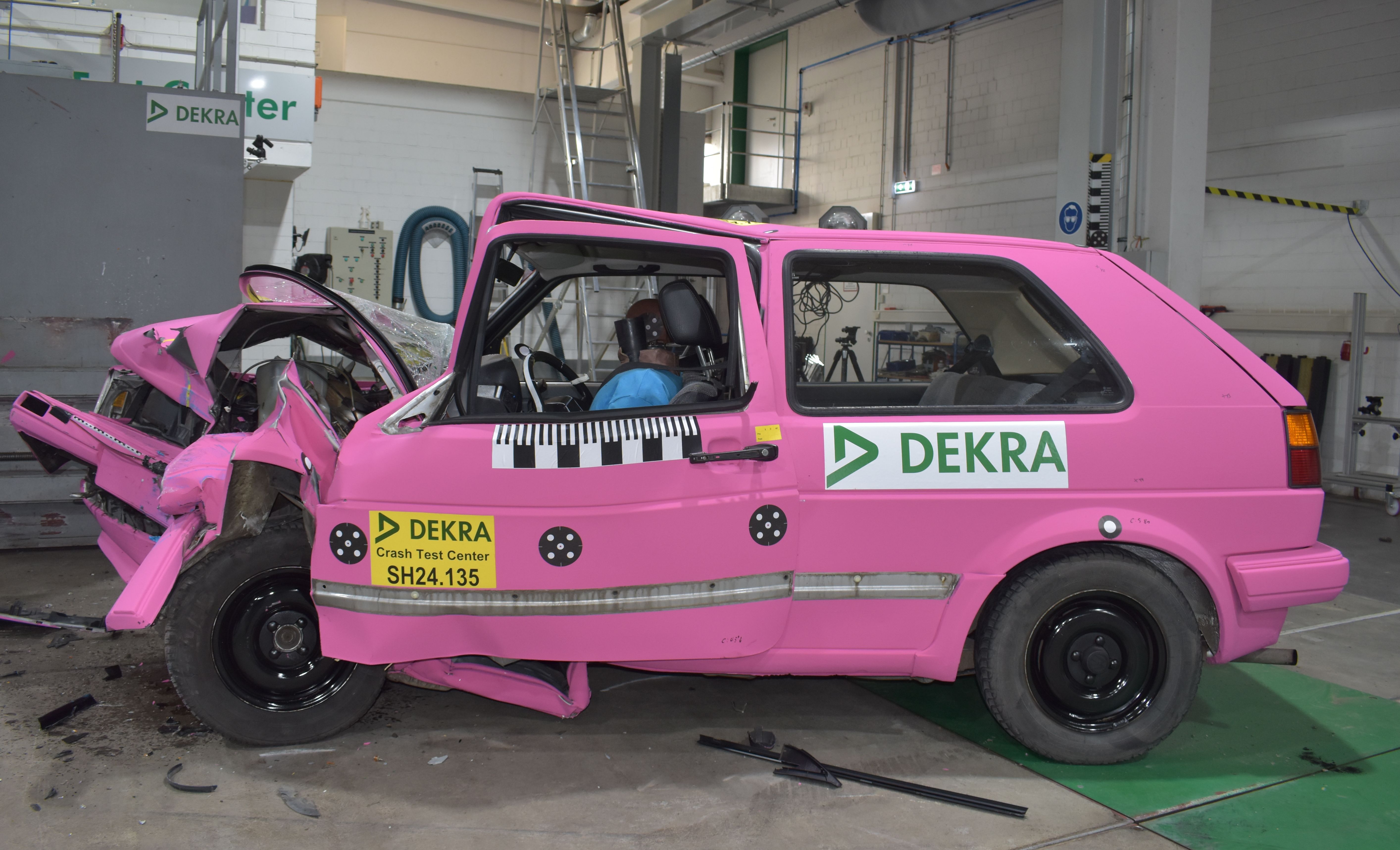 Dekra rozbiła VW Golfa II z 1989 r. Wyniki są jednoznaczne, wystarczy ...