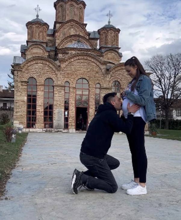 Milan Vasić potvrdio da će postati otac, ljubi trudnu suprugu u stomak ispred ove svetinje na Kosovu
