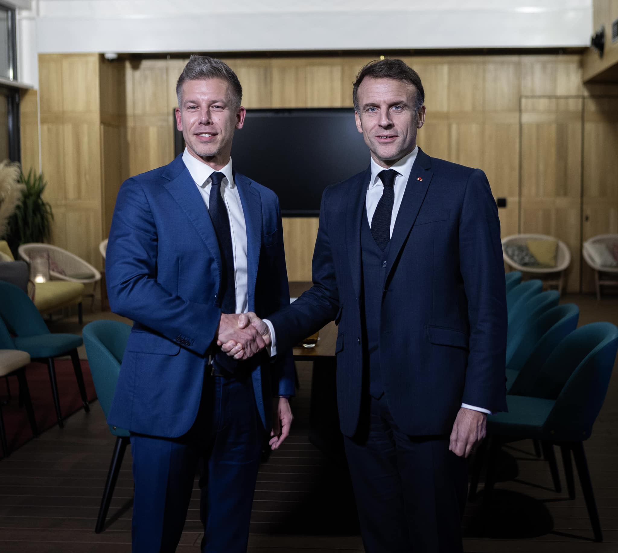 Ilyen ajándékot adott Magyar Péter Macron elnöknek - Blikk