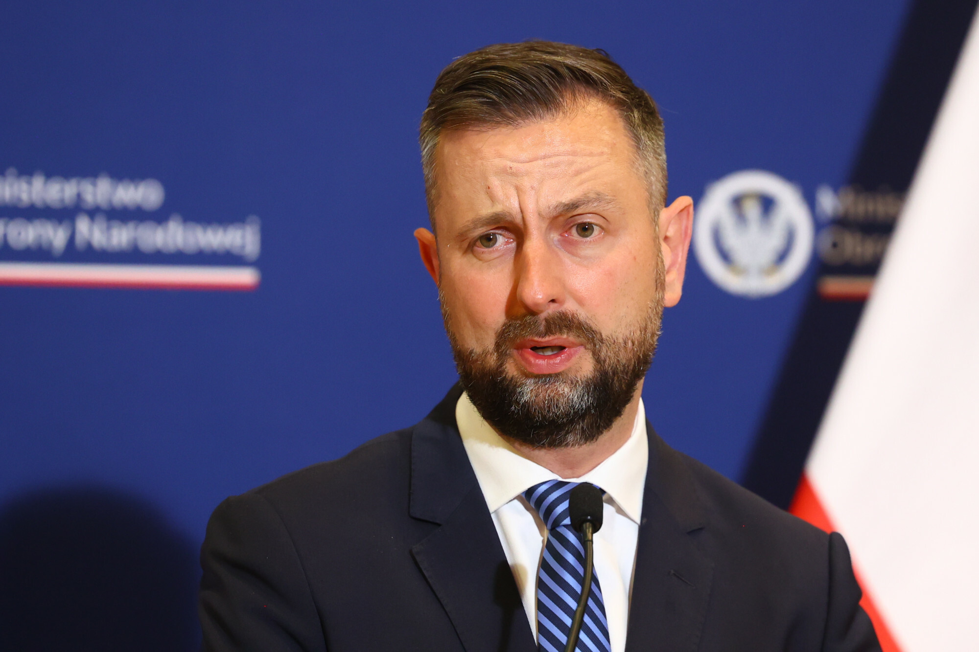 Szef MON o strzelaniu do dronów. "Trudna decyzja"