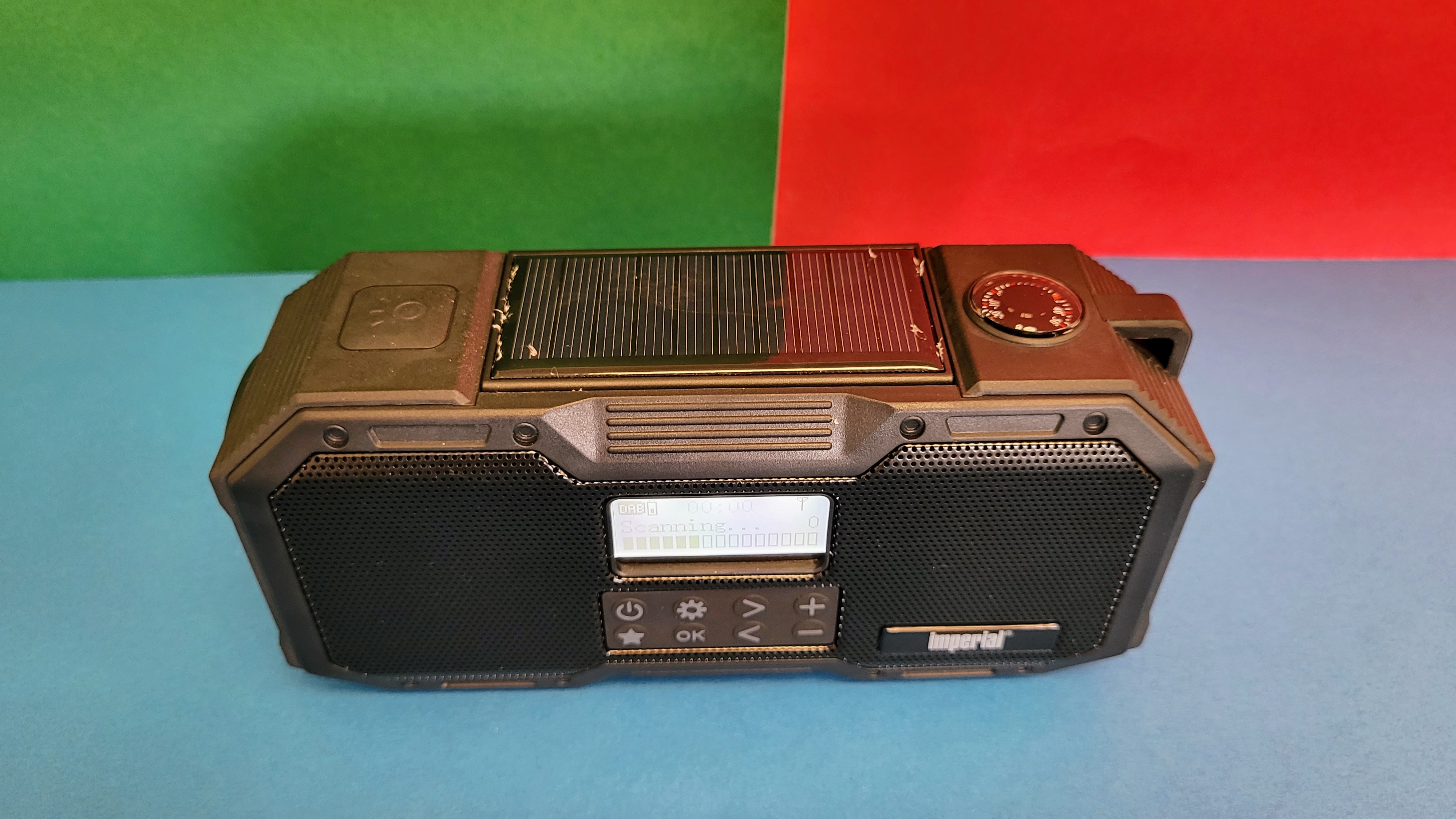 Top 10: Das beste Kurbelradio im Test – mit Solar, DAB+ & Co. | Heise ...