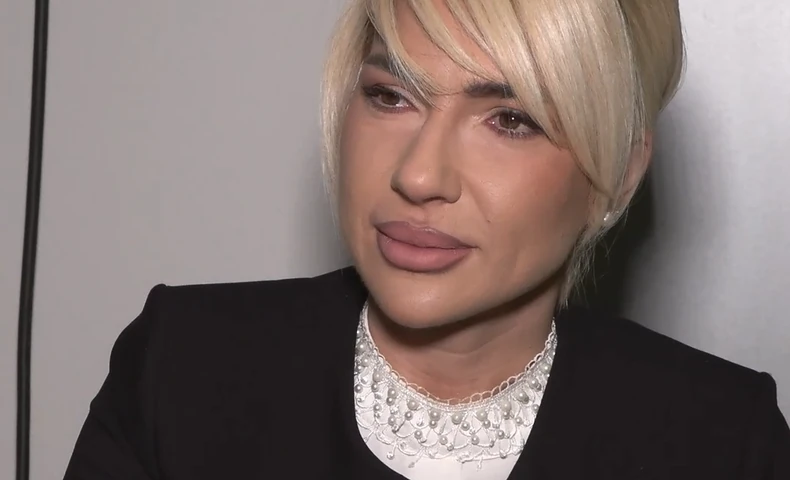 Jovana Jeremić u čipkastoj majici vodila jutarnji program