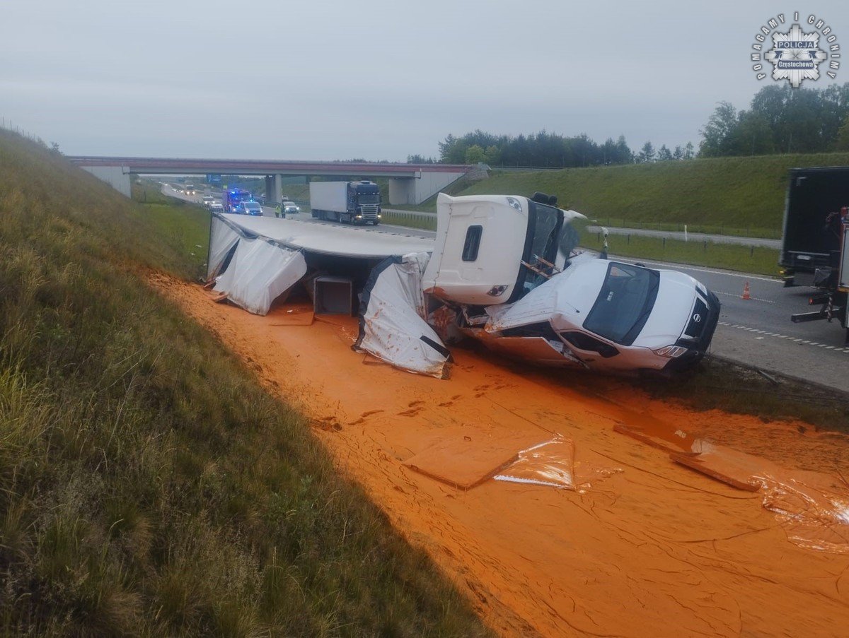 Groźny wypadek na autostradzie A1. Pobocze drogi zalane sosem pomidorowym