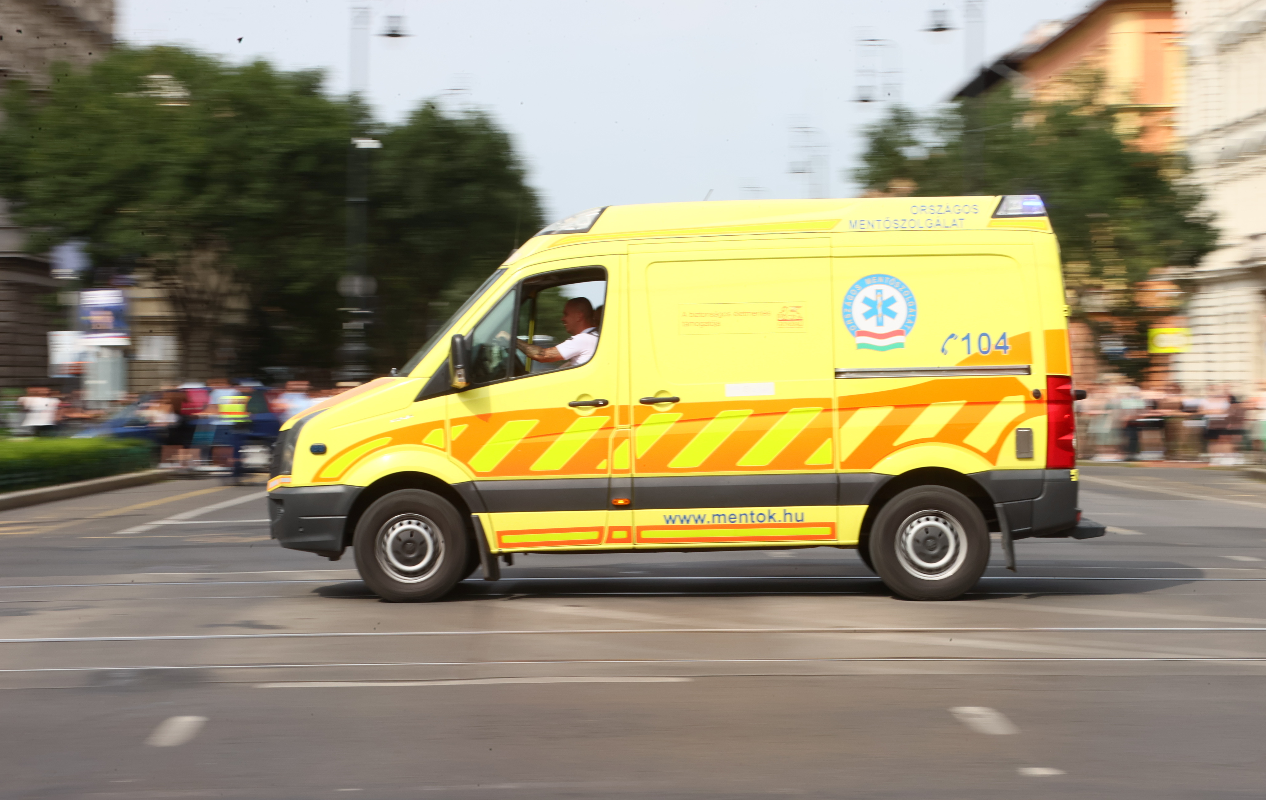 Megfenyegette az őt ellátó mentőtiszteket egy tatabányai férfi - Blikk