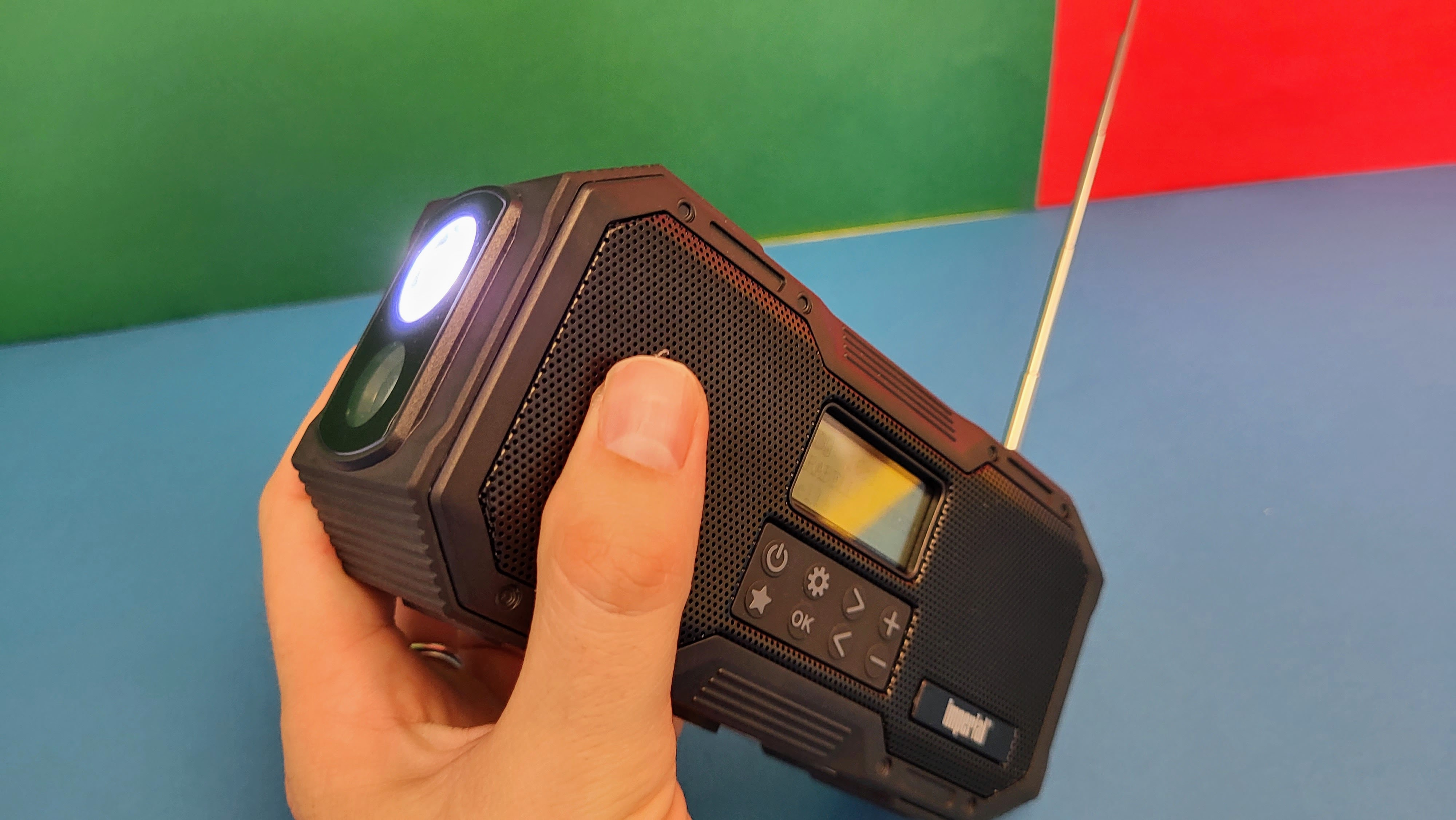 Top 10: Das beste Kurbelradio im Test – mit Solar, DAB+ & Co. | Heise ...