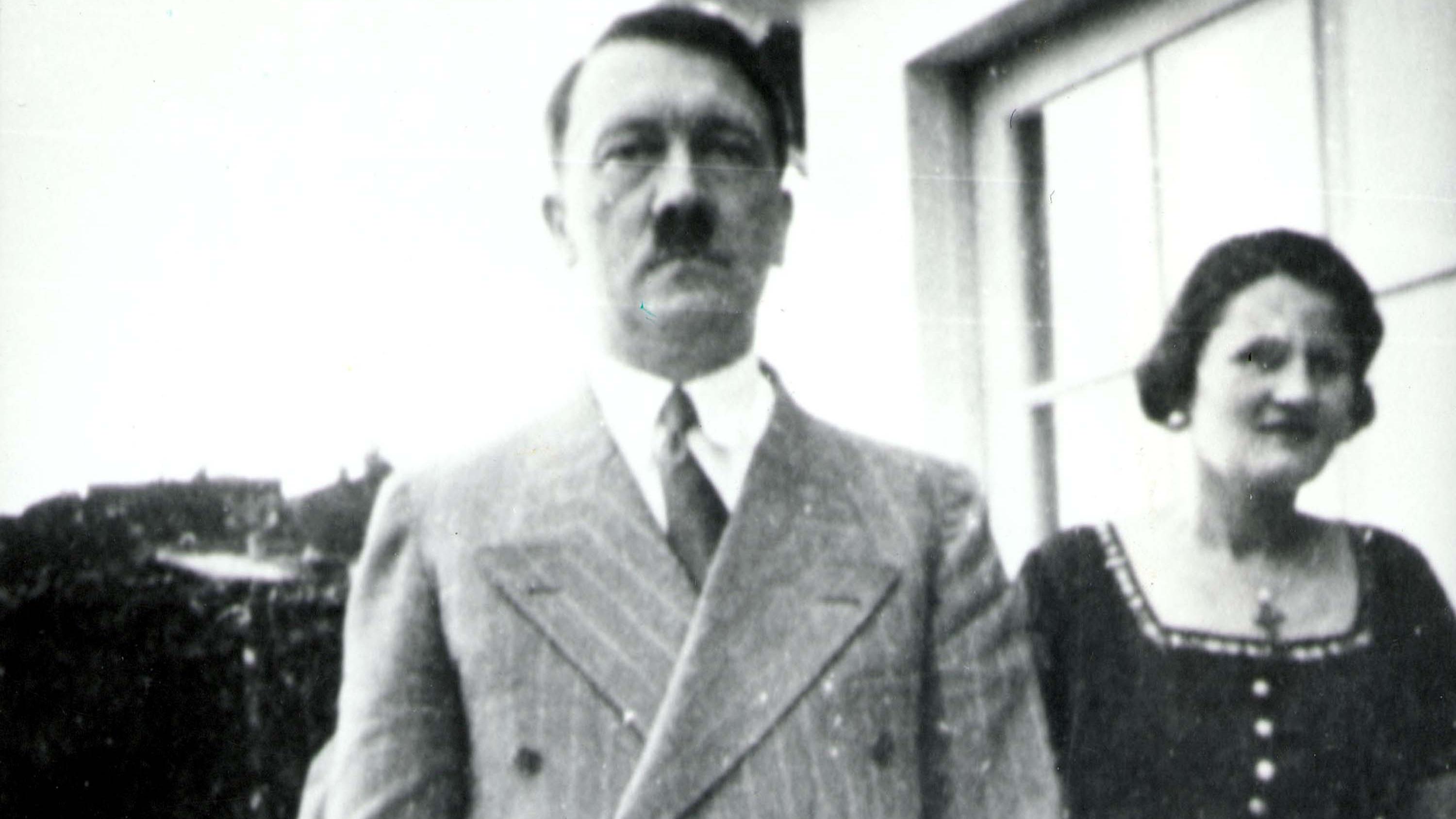 Így néz ki most Adolf Hitler szülőháza: karlendítéssel és rózsákkal ...