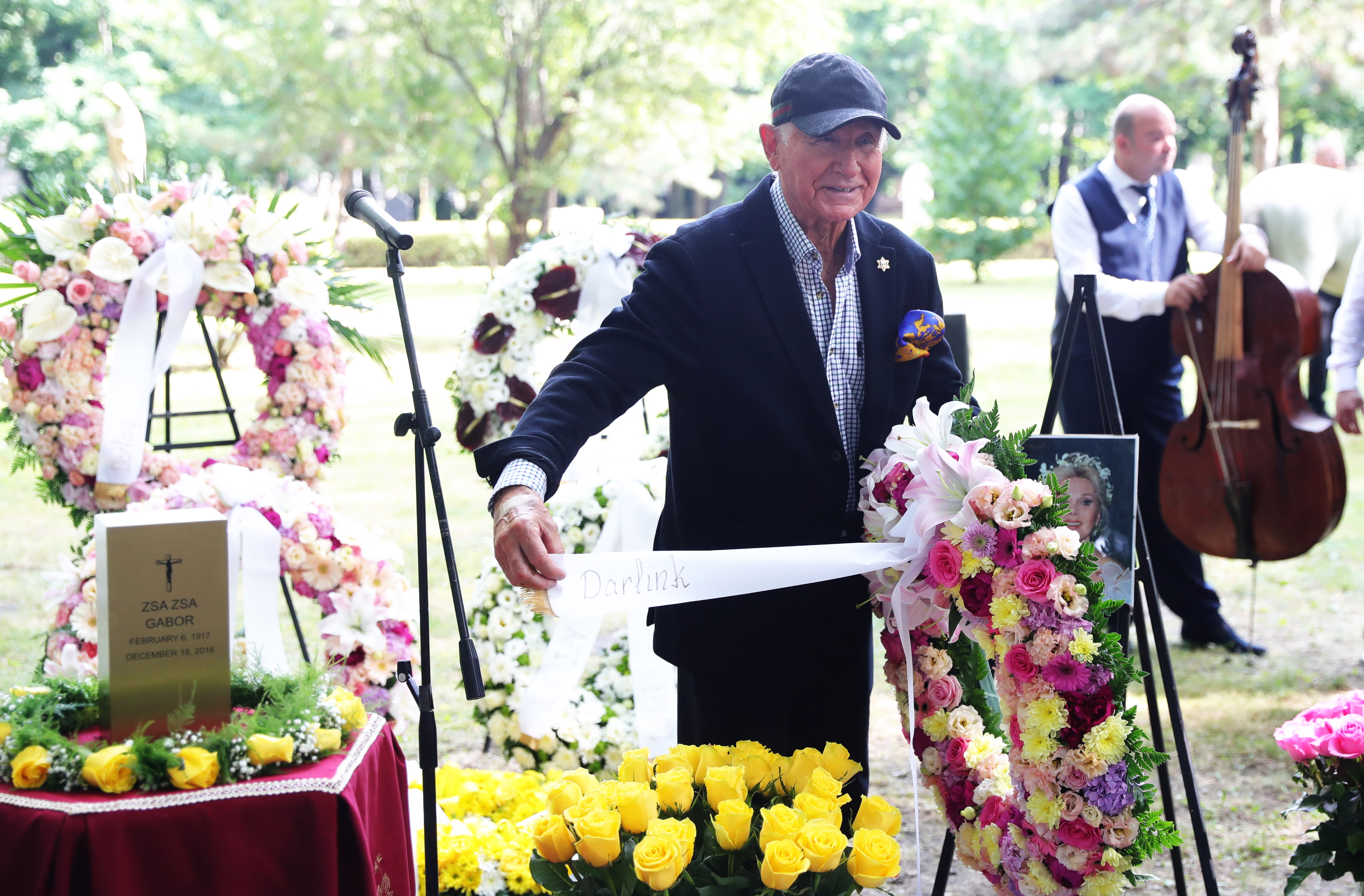 Zsazsa özvegye már Budapesten, első útja a sírhoz vezetett - Blikk