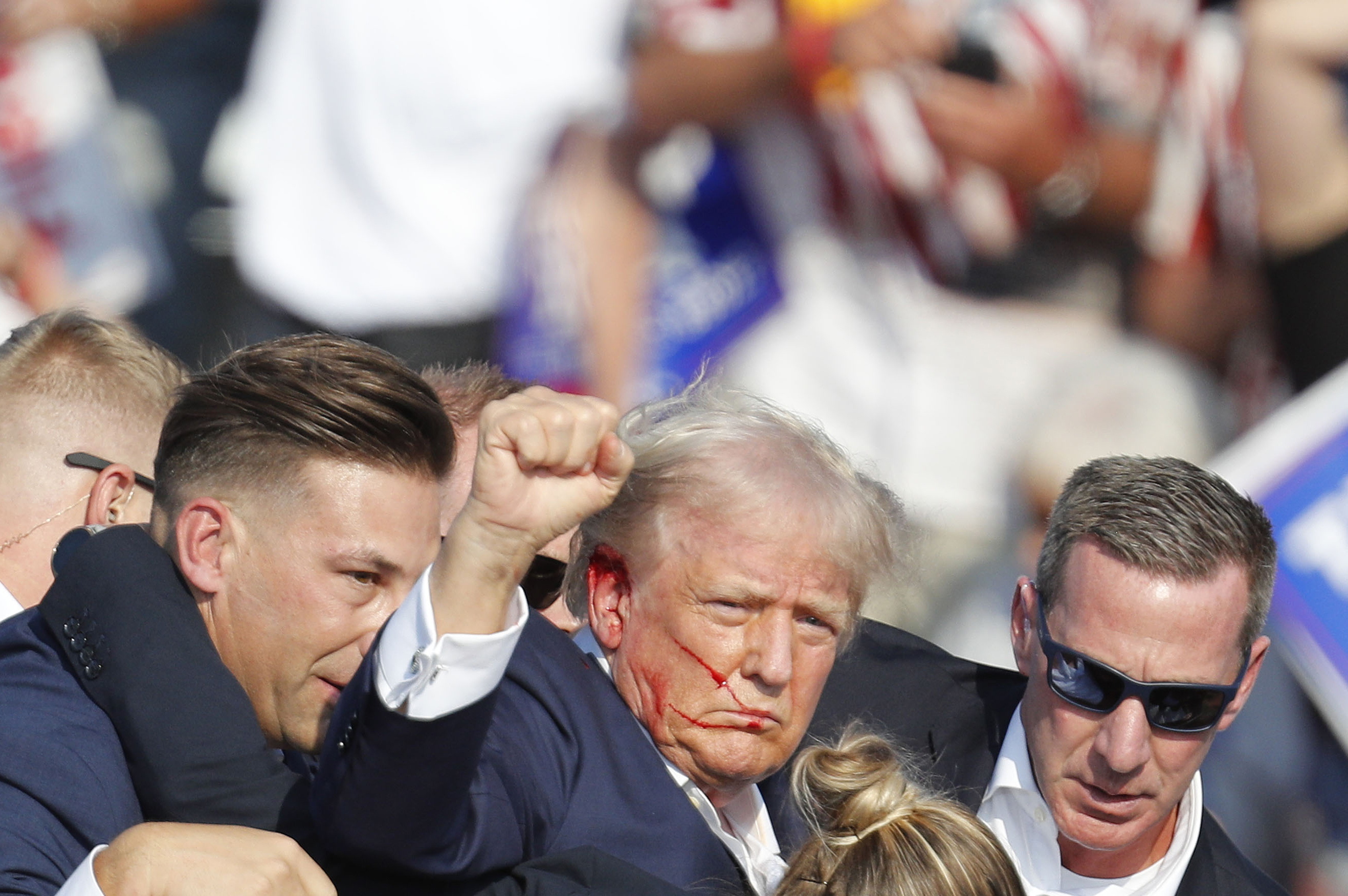 Így süvített el a lövedék Donald Trump feje mellett - Blikk