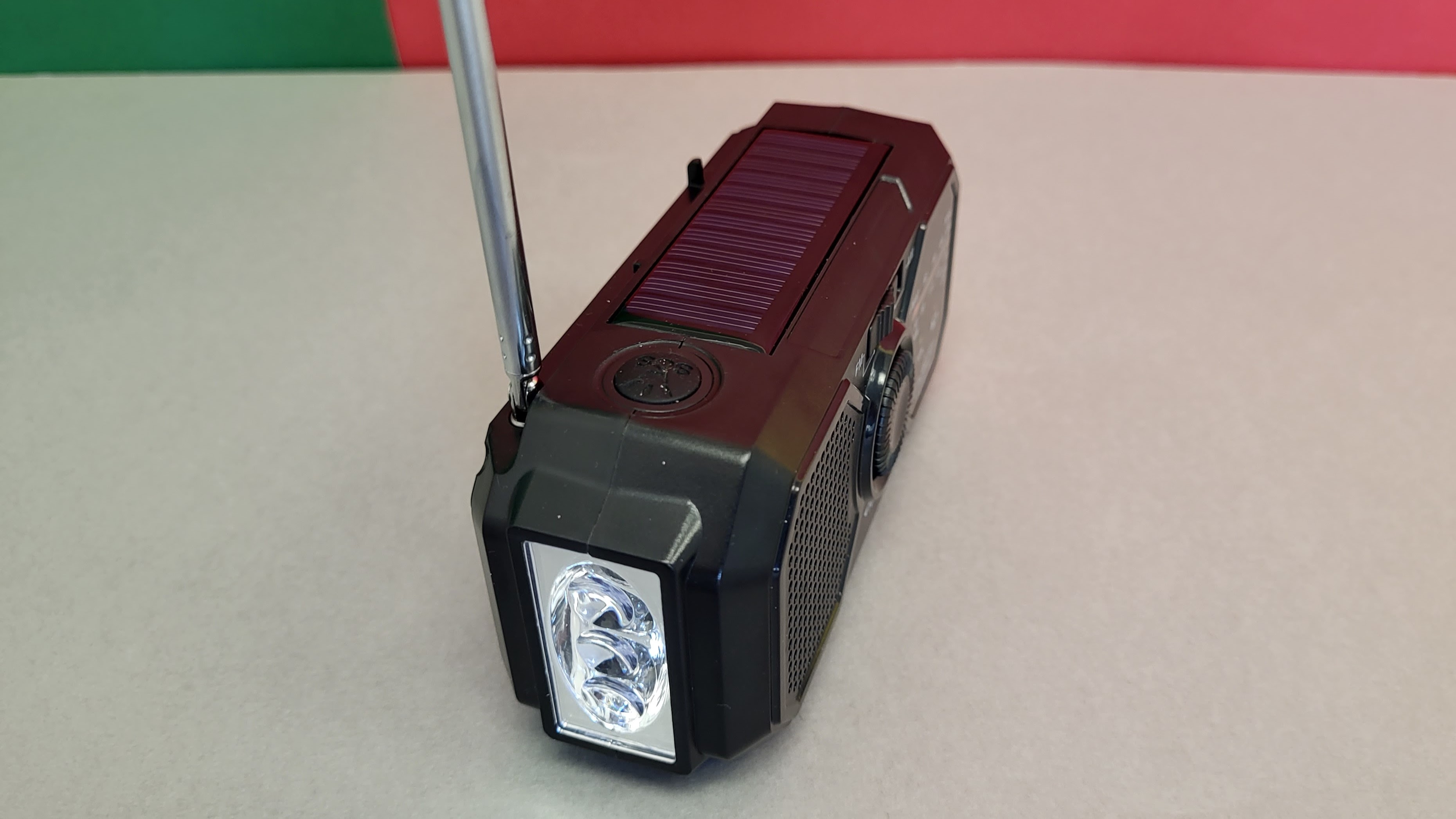 Top 10: Das beste Kurbelradio im Test – mit Solar, DAB+ & Co. | Heise ...