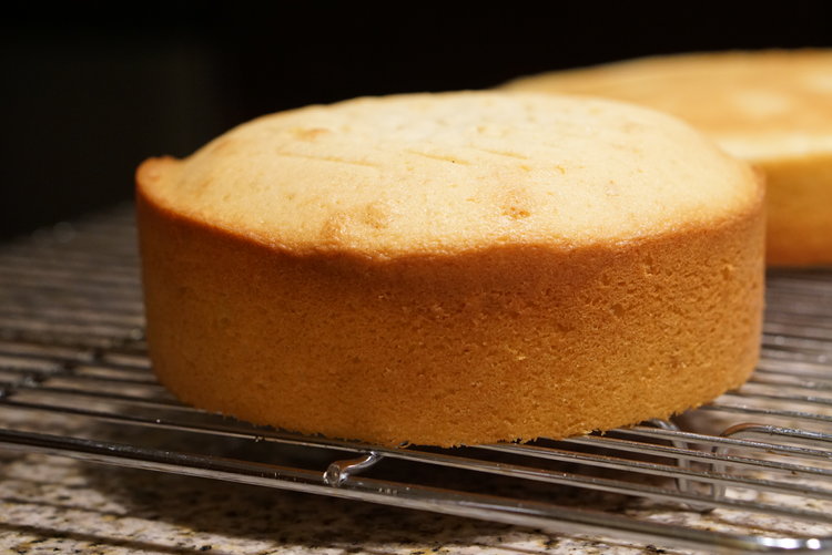 How To Bake A Fluffy Vanilla Sponge Cake Mike Connect