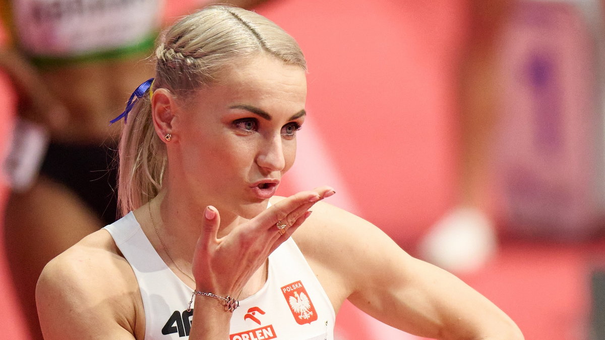 Polska gwiazda pozowała w seksownej bieliźnie. Fan: czy na pewno jest ...