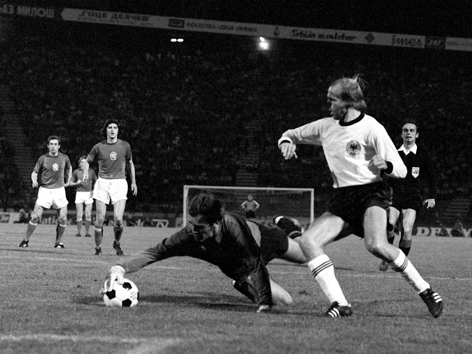 EURO 1976: Sprawę mistrzostwa rozstrzygnął Antonin Panenka, który ...