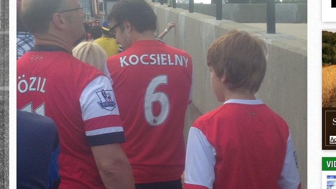 Fan Arsenalu założył koszulkę z błędnym napisem - Przegląd Sportowy Fan Arsenalu założył koszulkę z błędnym napisem - Przegląd Sportowy