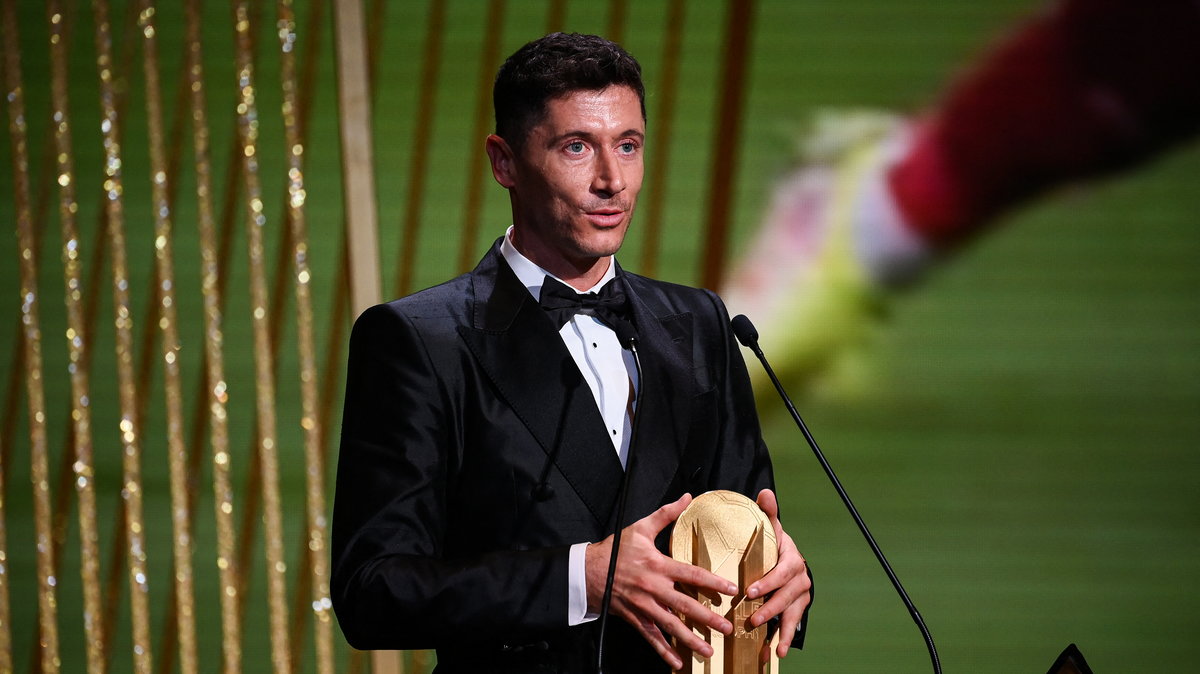 Robert Lewandowski znów odebrał nagrodę na gali Złotej Piłki. Docenił ...