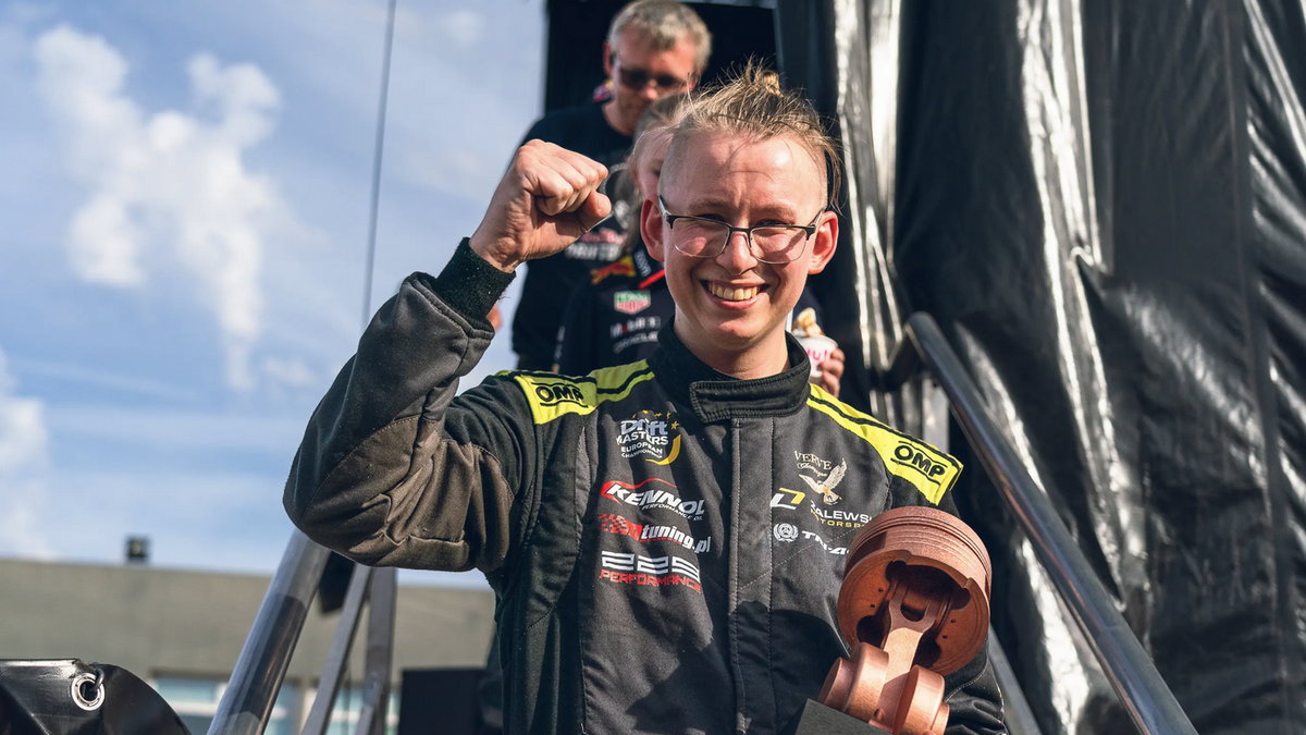 Polak zachwyca na prawdziwych i wirtualnych torach Drift Masters ...