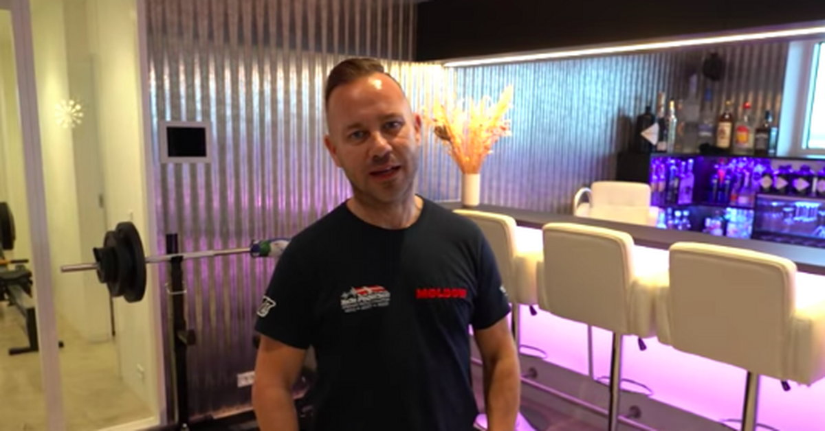 Żużel: Nicki Pedersen pokazał dom. Największe wrażenie robi ... bar ...