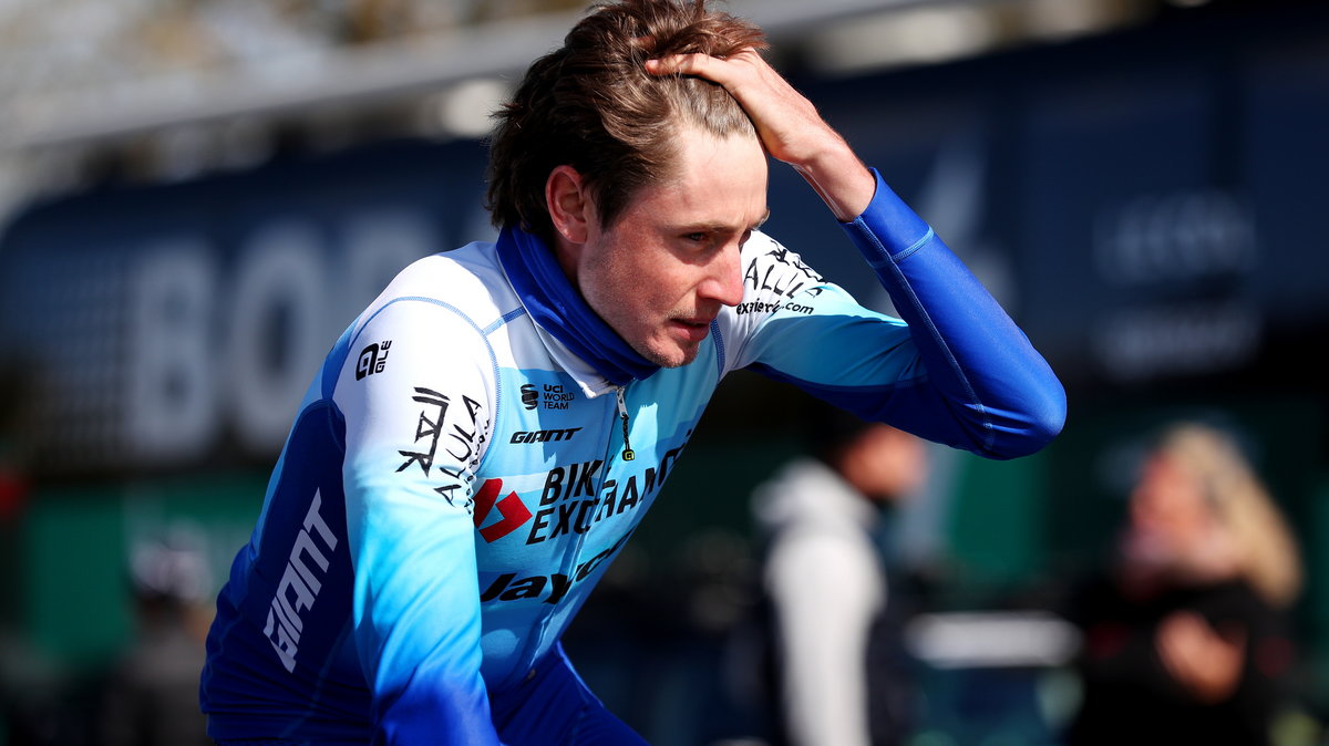 Ten wypadek mógł się zakończyć tragicznie. Ogromne szczęście kolarza ...