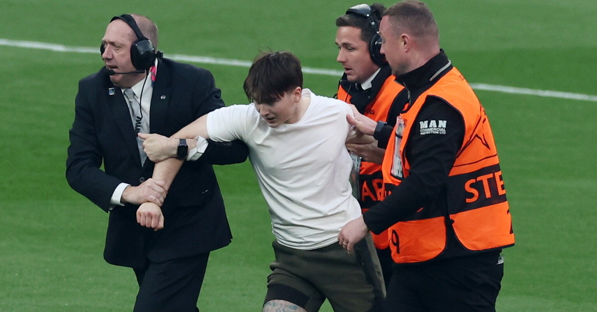 Skandal w finale Ligi Mistrzów. To oni przerwali mecz - Przegląd ...