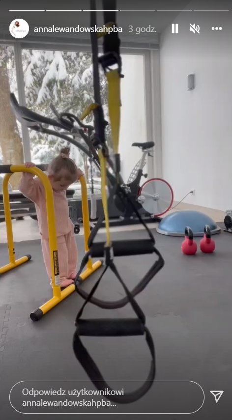 Anna Lewandowska trenowała w domowej siłowni. Towarzyszyła jej młodsza ...