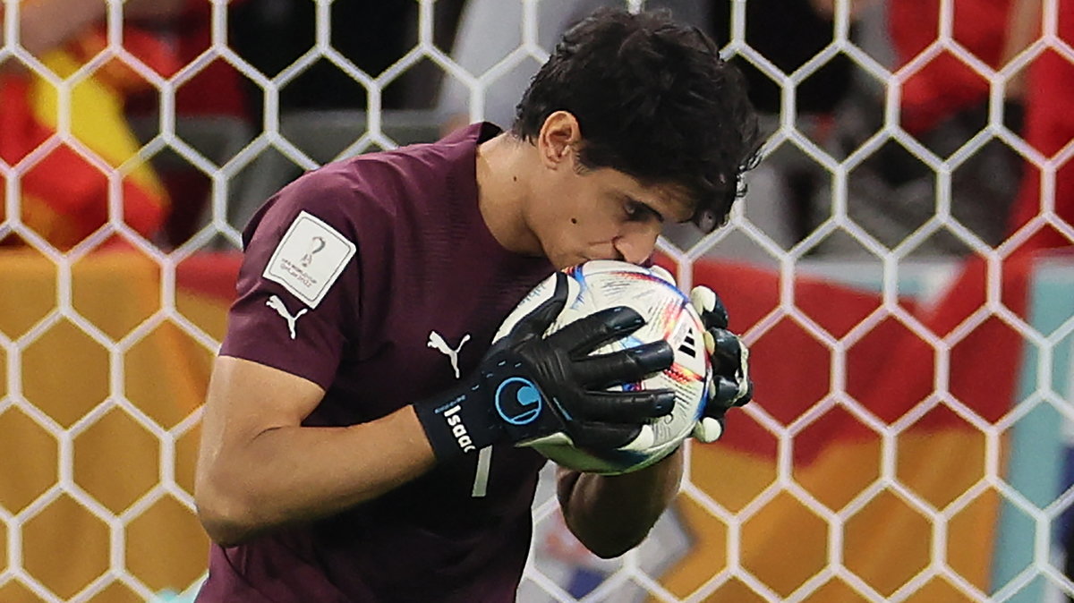 Żelazna defensywa Maroka. Yassine'a Bounou pokonał tylko... kolega z ...