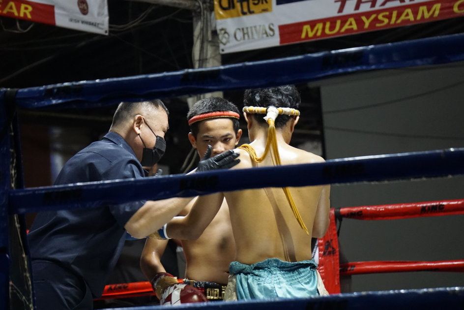 Tajski freak fight, czyli walka na ślepo. Ciosy zadawał... sędzia ...