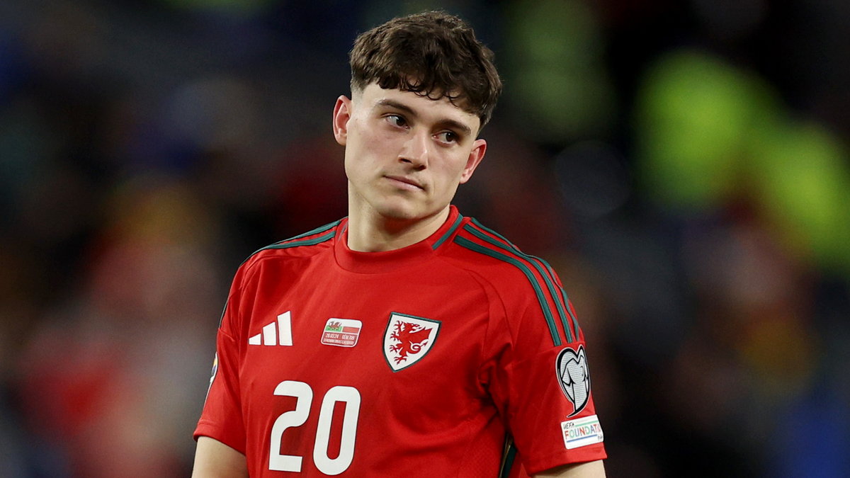 To jego strzał obronił Wojciech Szczęsny. Walijczycy stanęli za nim ...