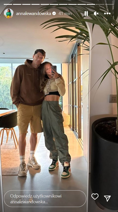 Robert Lewandowski z żoną w domowym zaciszu. Świetne zdjęcie pary ...
