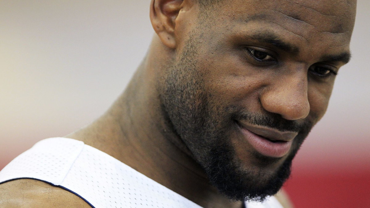 Buty LeBrona Jamesa w wersji świątecznej - Przegląd Sportowy