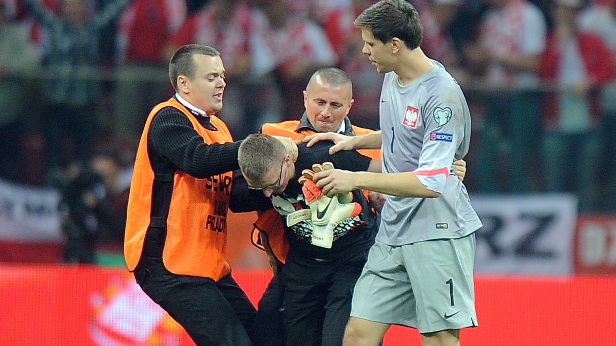 Kibic wbiegł na murawę po meczu Polska - Niemcy - Przegląd Sportowy Kibic wbiegł na murawę po meczu Polska - Niemcy - Przegląd Sportowy