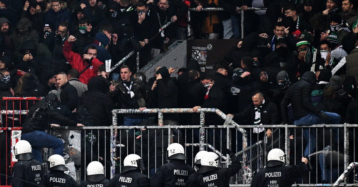 Mecz przerwany! 32 osoby ranne! Walki kibiców z policją - Przegląd ...