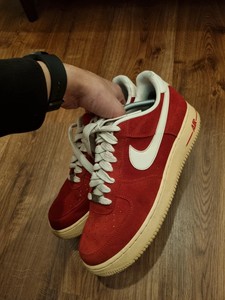 Jak wam sie podobaja te czerwone Najki Air Forcy z bialym znakiem ...