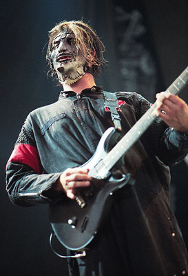 http://en.academic.ru/pictures/enwiki/74/Jim_Root_at_Mayhem.jpg